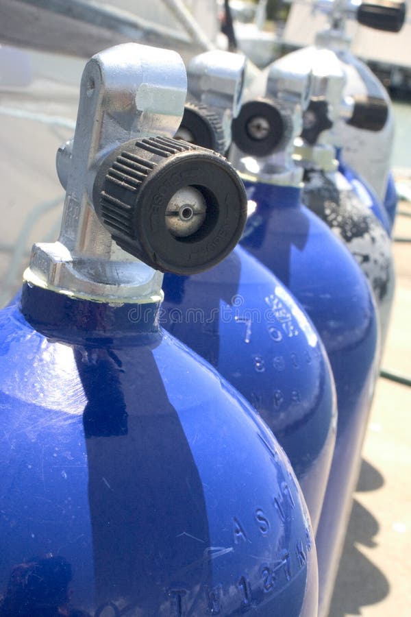 Zuurstoftanks stock afbeelding. Image of adem, samengeperst - 1559915