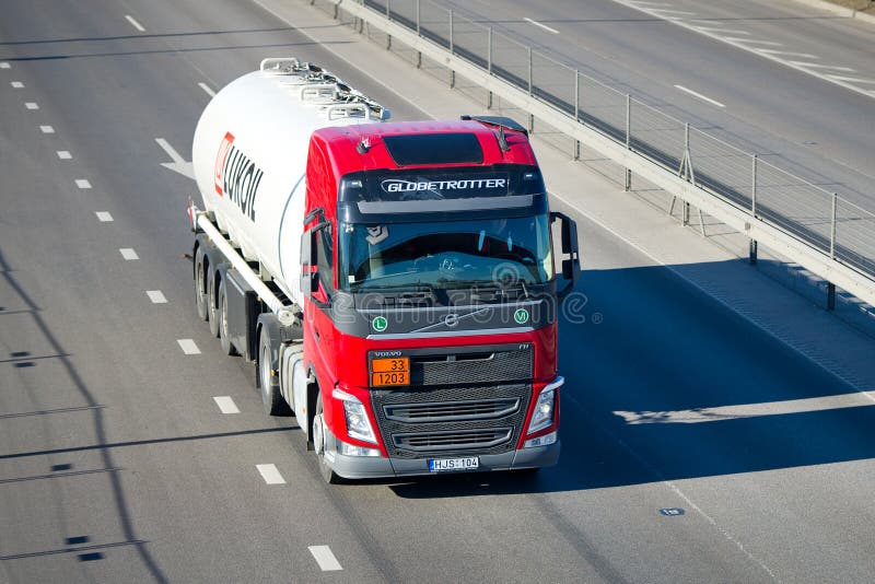 De Tankwagen Van Volvo FH Lukoil Redactionele Afbeelding - Image of ...