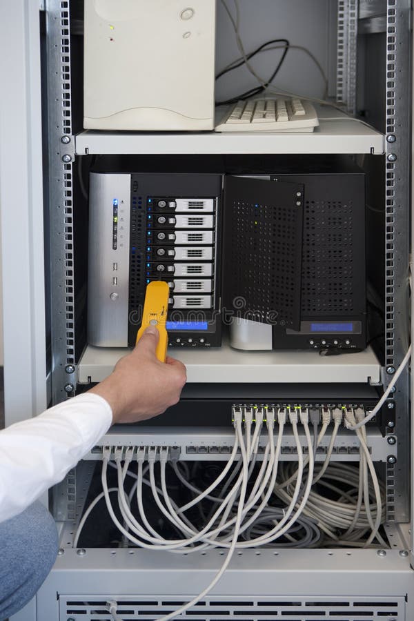 De Technicus Van De Computer Stock Foto - Image of ingenieurs, kabel ...