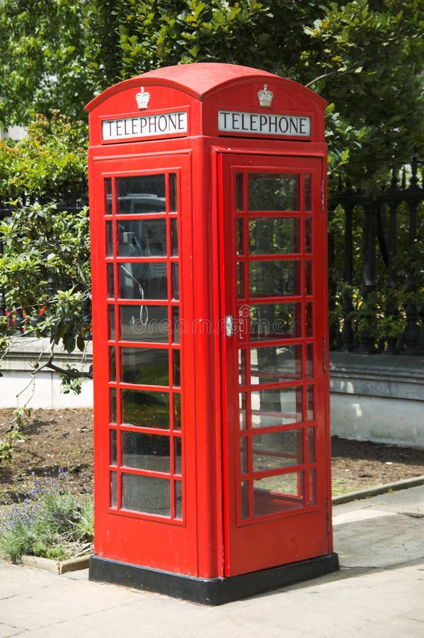 Rode Telefooncellen Van Londen Stock Foto - Image of deur, verticaal ...