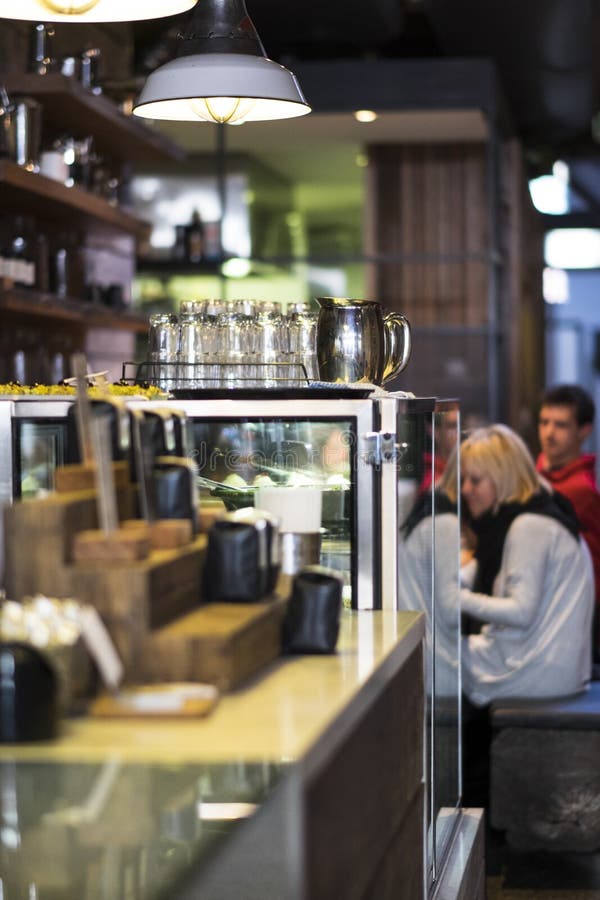 De Teller Van De Koffiewinkel Stock Foto - Image of glas, teller: 88085400