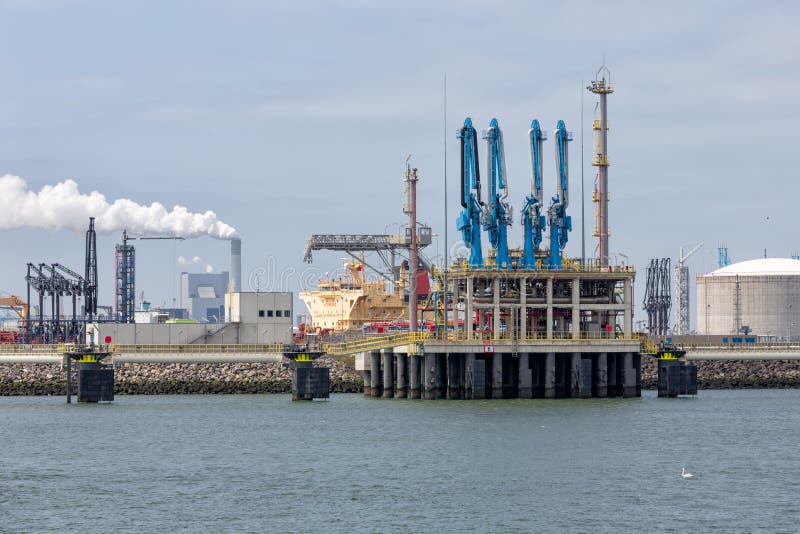 LNG-overslagterminal in De Haven Van Rotterdam, De Grootste Zeehaven ...