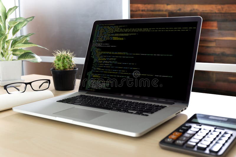 De Toepassing Softwa Van Ontwikkelaarteam Working Laptop Computer ...