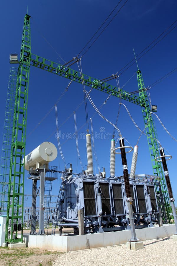De Transformator Van De Hoogspanning Stock Foto - Image of ...
