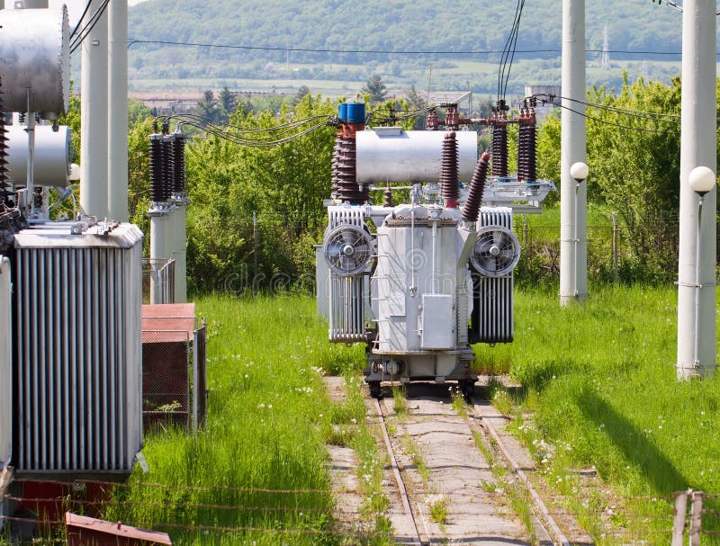 De Transformatorpost Van De Hoogspanning Stock Foto - Image of ...