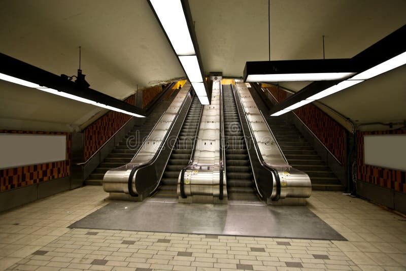 De Trede Van De Roltrap Van De Metro Stock Foto - Image of richting ...