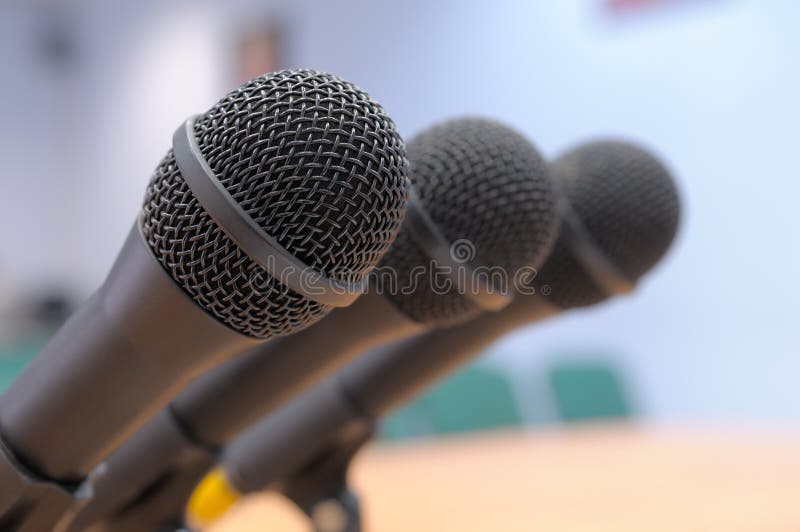 De Tribune Van Microfoons Bij Conferentiezaal. Stock Foto - Image of ...