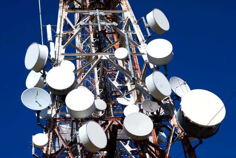 Telefoonmasten in Aard Onder Een Volle Maan Bij Twiligh Stock ...