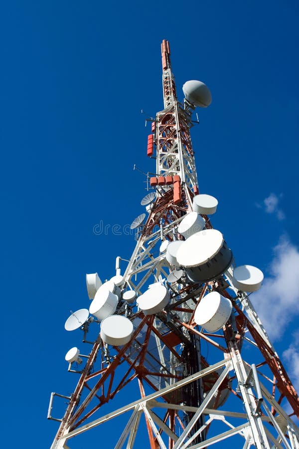 Telefoonmasten in Aard Onder Een Volle Maan Bij Twiligh Stock ...