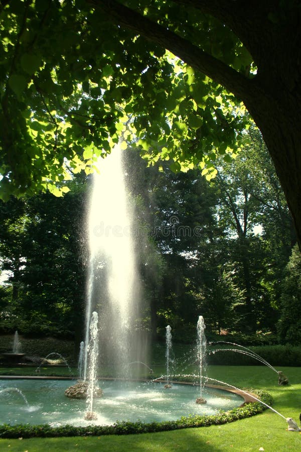 Fontein Tuin stock afbeelding. Image of trapsgewijs, gras - 5960087