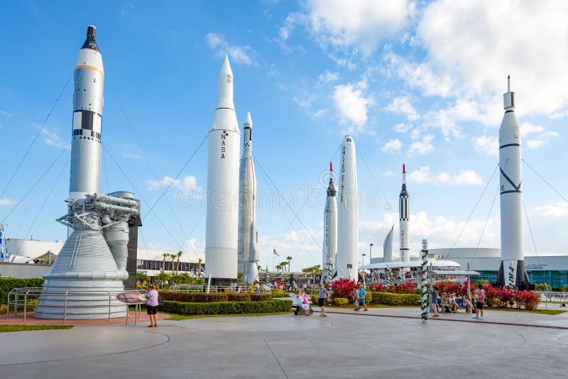 Apollo-raketten Op Vertoning in De Rakettuin in Kennedy Space Center ...