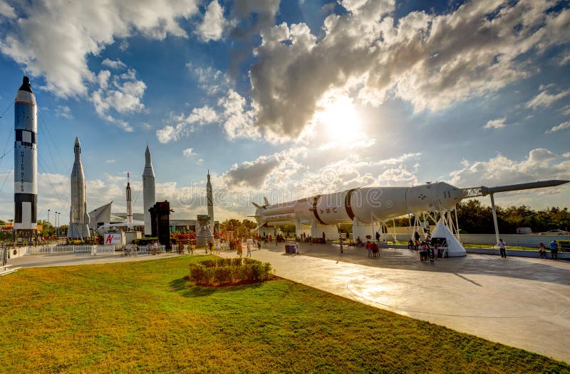 Rakettentuin Bij Kennedy Space Center Redactionele Stock Afbeelding ...