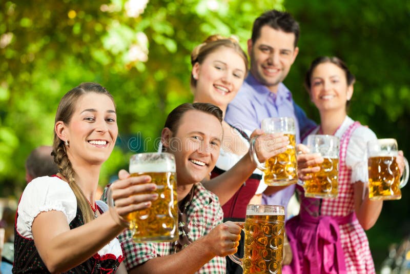 In De Tuin Van Het Bier - Vrienden Die Bier Drinken Stock Afbeelding ...