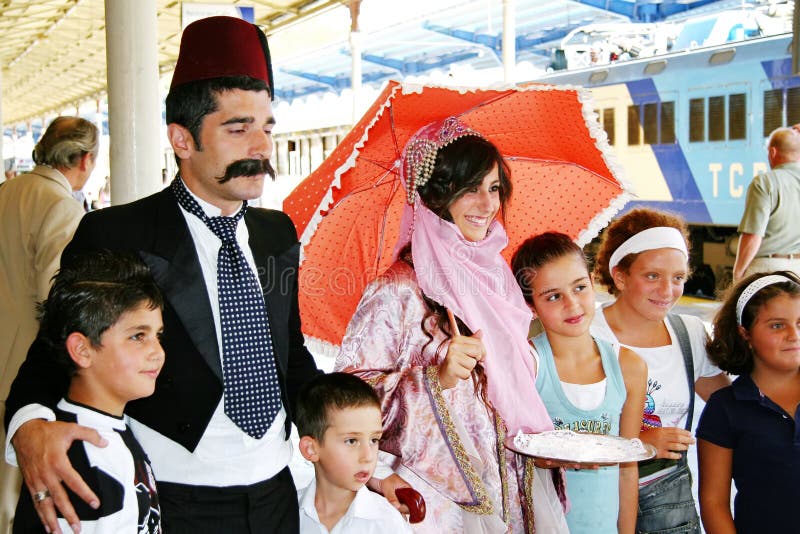 Turkse Vrouw in Traditionele Kleding Redactionele Fotografie - Image of ...