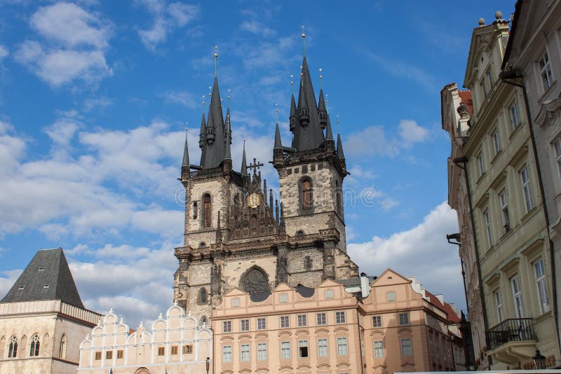 De Tyn-Kerk in Praag stock afbeelding. Image of oriëntatiepunt - 62983791
