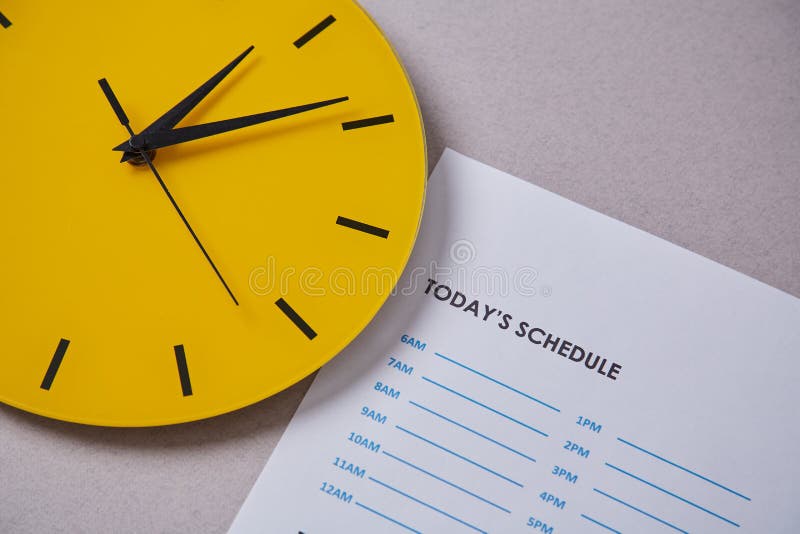 De Uiterste Termijn Van Het Tijdbeheer En Programmaconcept: Gele Klok ...