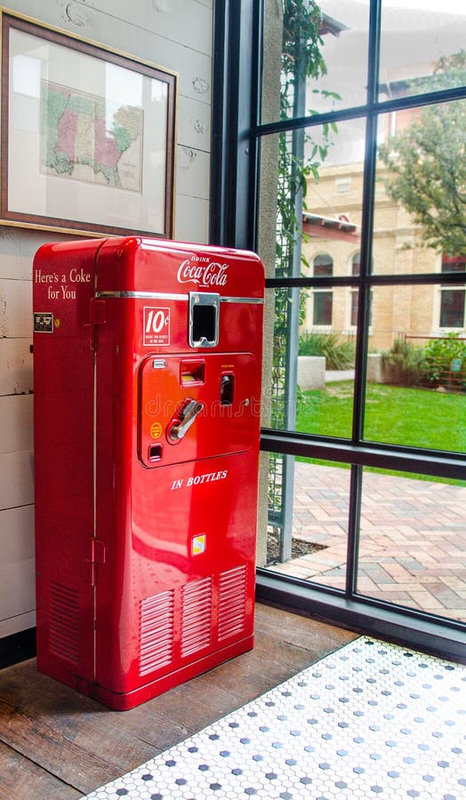 De Uitstekende Automaat Van Coca-Cola Redactionele Foto - Image of ...