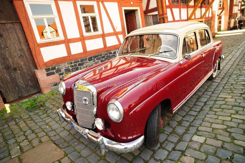 De Uitstekende Rode Auto Van Mercedes Redactionele Stock Afbeelding ...