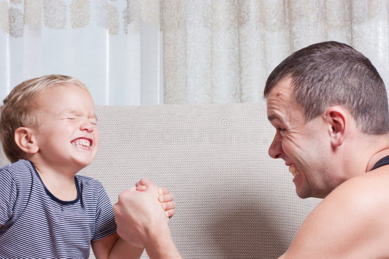 De Vader En De Jonge Zoon Vechten Stock Afbeelding - Image of vreugde ...