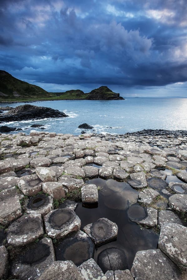 Giant's Causeway Op Een Zonnige Ierse Dag Stock Afbeelding - Image of ...