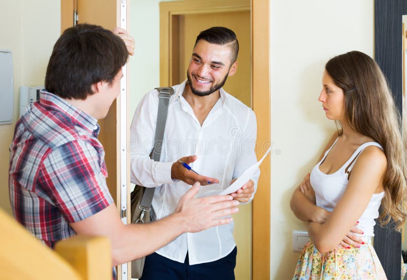 De Verkoper Kwam Naar Huis Koppelen Stock Afbeelding - Image of ...