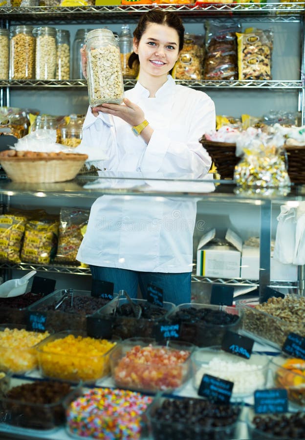 De Verkoper Sorteert De Soorten Noten Stock Foto - Image of kosten ...