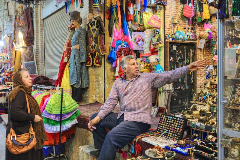 De Verkoper Van Herinneringswinkel Communiceert Met De Koper, Shiraz ...