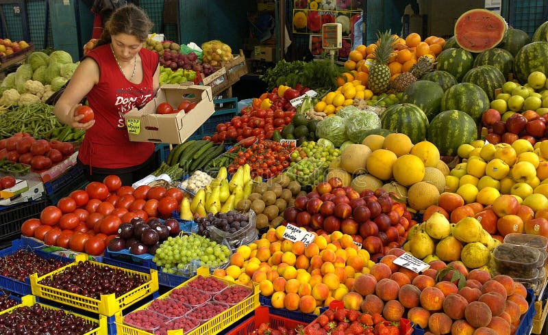 De Verkoper Verkoopt Groenten Bij De Markt Redactionele Afbeelding ...