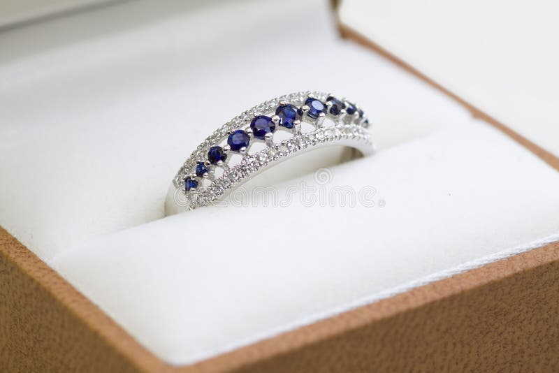 De Verlovingsring Van De Diamant En Van De Saffier Stock Afbeelding ...