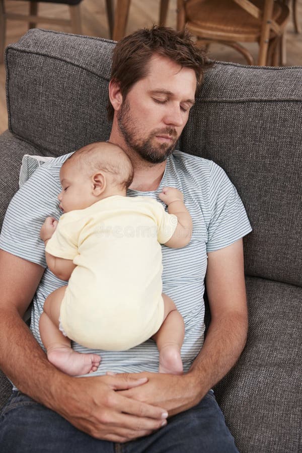 De Vermoeide Slaap Van Vaderwith Baby Son Op Sofa Together Stock Foto ... De Vermoeide Slaap Van Vaderwith Baby Son Op Sofa Together Stock Foto ...