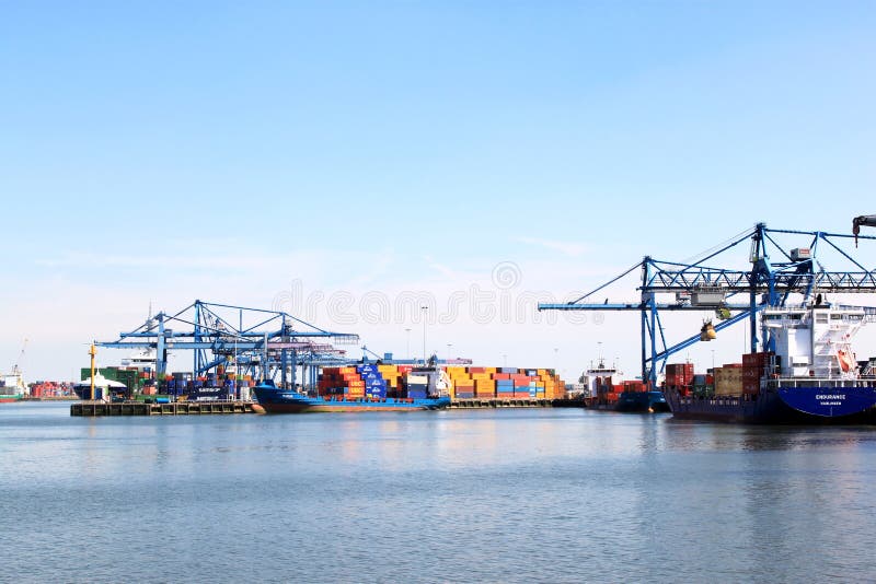 De Verschepende Haven Van Rotterdam in Nederland Redactionele Stock ...