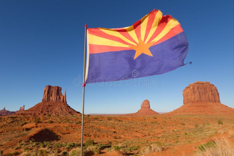 De Vlag Van Arizona in De Vallei Van Het Monument Stock Afbeelding ...