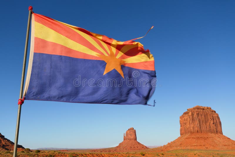 De Vlag Van Arizona in De Vallei Van Het Monument Stock Afbeelding ...
