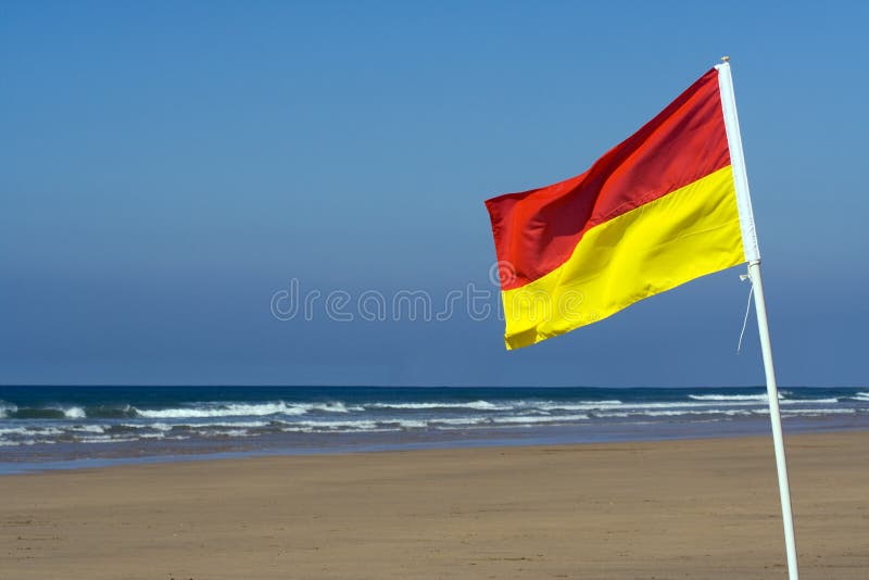 De Vlag Van De Veiligheid Op Een Strand Stock Foto - Image of kustlijn ...