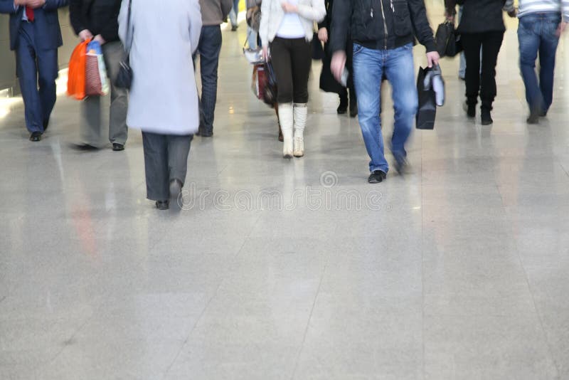 De Voetgangers Lopen Op Straat Stock Afbeelding - Image of noteringen ...