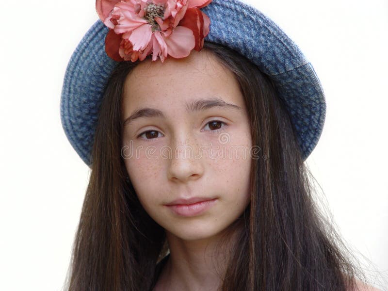 Close-upportret Van Een Klein Meisje 12 Jaar Het Oude Kijken En ...