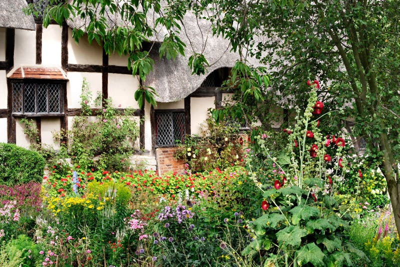 Voortuin van een cottage stock afbeelding. Image of zomer - 21284031