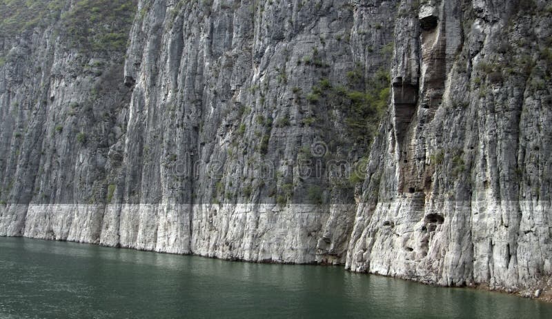 Rotsformatie Bij De Yangtze Rivier Stock Foto - Image of vallei ...