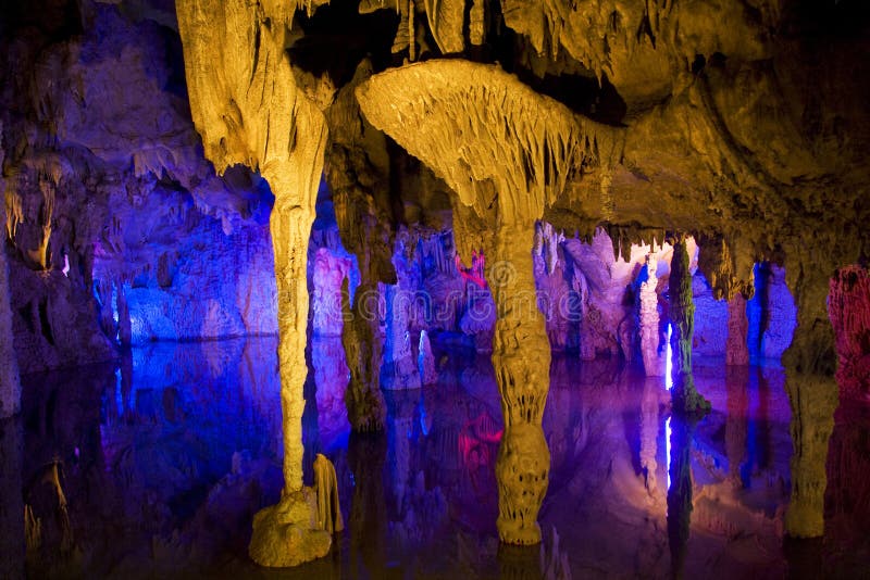 Stalactiet- En Stalagmietformaties Stock Foto - Image of stalagmiet ...