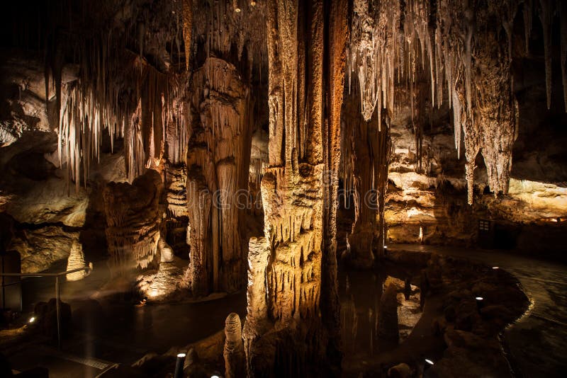 De Vormingen Van De Stalactiet En Van De Stalagmiet in Het Hol Stock ...
