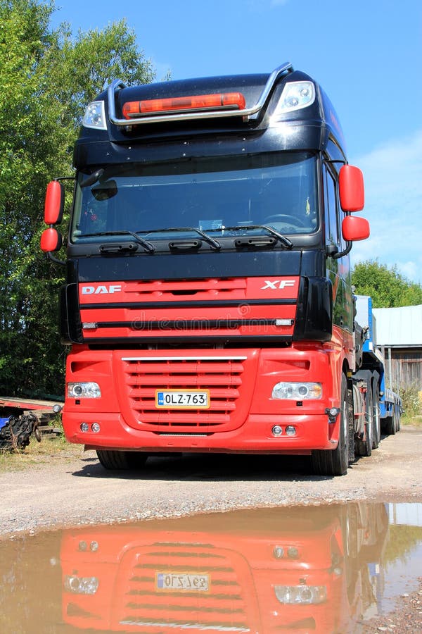 De Vrachtwagen Van DAF XF 105 Met Bezinning Redactionele Stock Foto ...