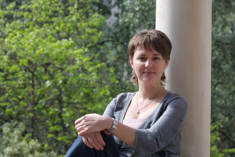 Vrouw Die De Ogen Van Een Man Behandelen Stock Foto - Image of jongen ...