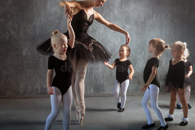 De Vrouw Onderwijst Meisjes Om Te Dansen Ballet Stock Foto - Image of ...