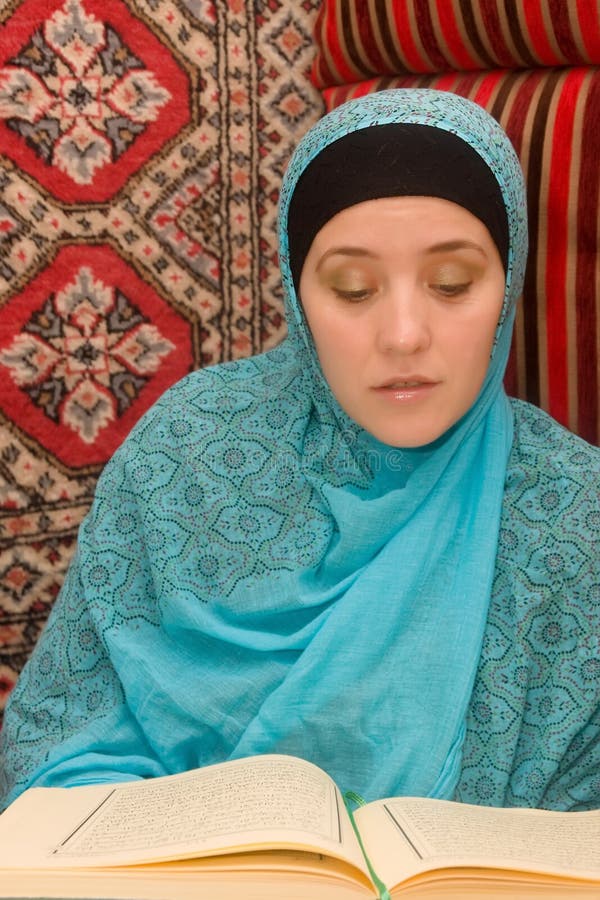 De Vrouw Van Het Mohammedanisme Met Quran Stock Foto - Image of ...