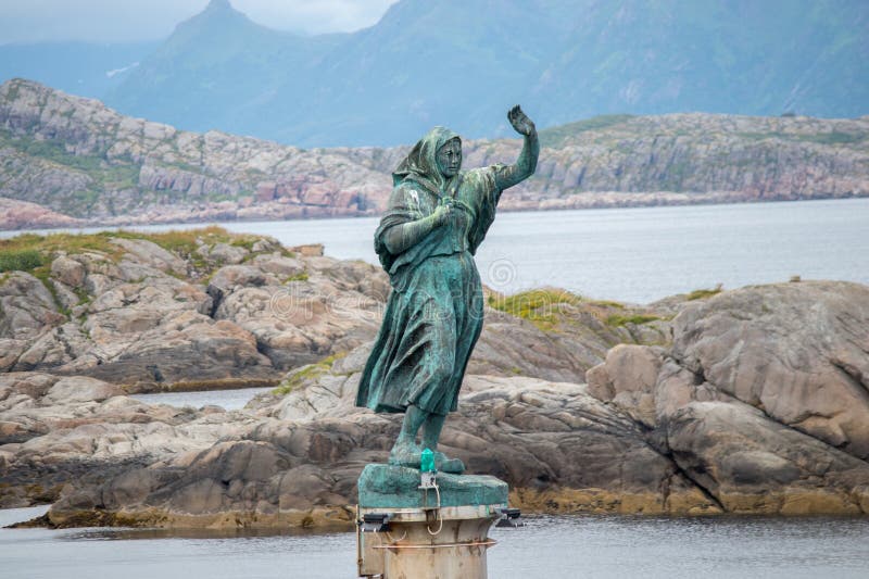 De Vrouw ` Van De Standbeeld` Visser ` S In Noorwegen Redactionele ...