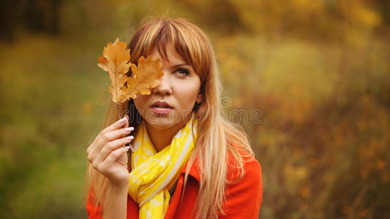 De Vrouw Verbergt Haar Gezicht Achter Het Blad Stock Afbeelding - Image ...