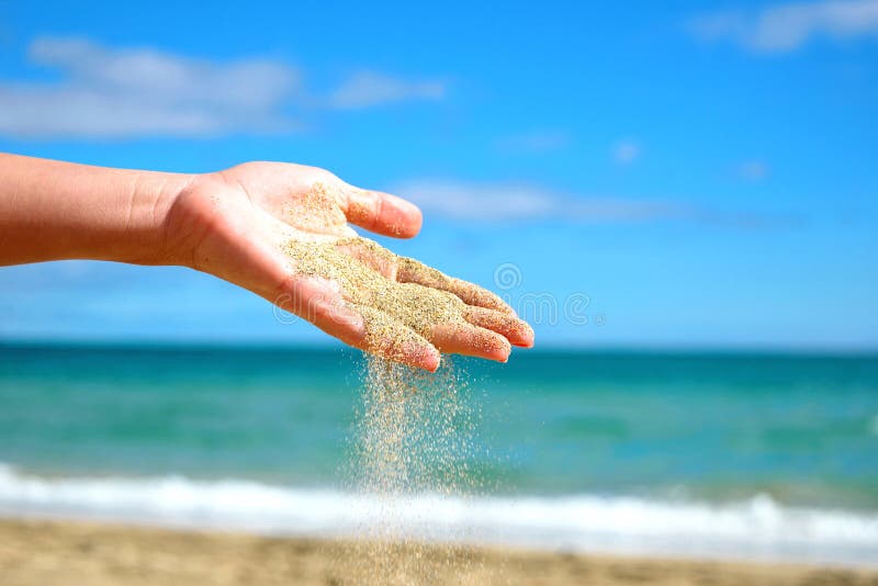 De hand giet zand stock foto. Image of water, bestemming - 38709704