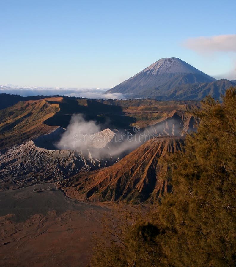Bromo en Sumeru stock afbeelding. Image of indonesië, avontuur - 6432245