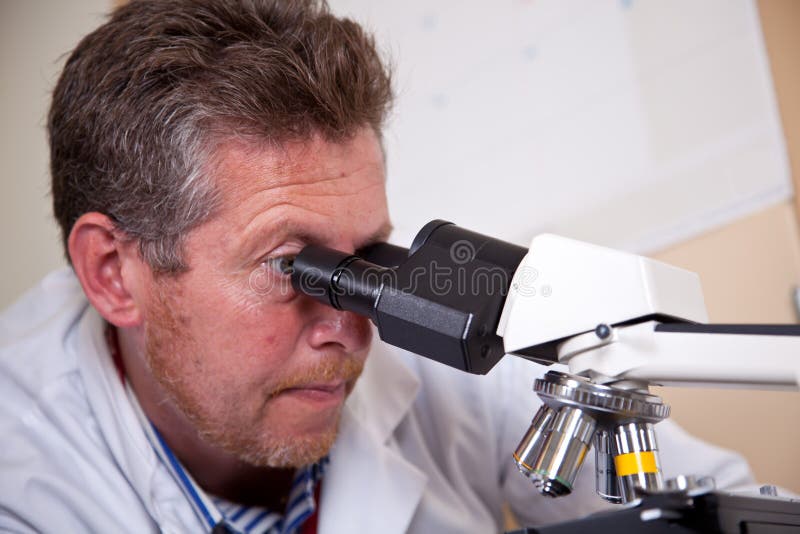 De Wetenschapper Werkt Met Een Microscoop Stock Afbeelding - Image of ...