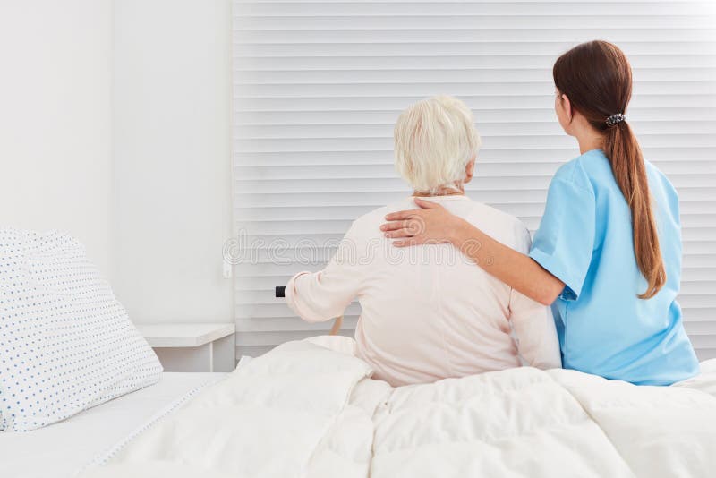 Bejaarde Die Voor Vrouw Geeft Stock Afbeelding Afbeelding Bestaande